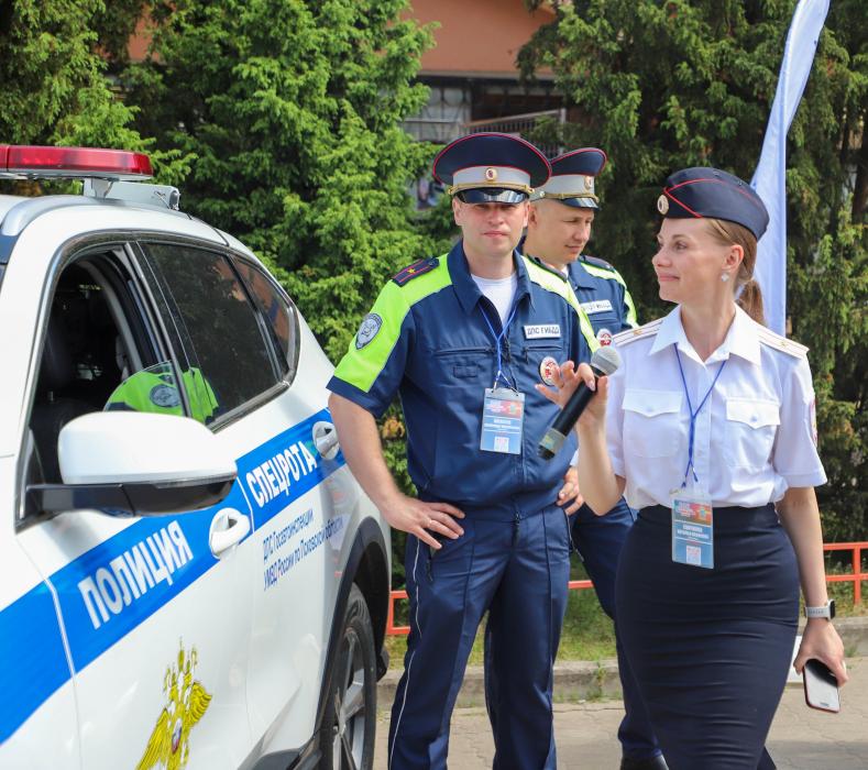В Пскове прошла акция «Один день с полицией России» | Регионы | Селдон ...
